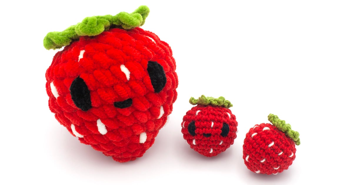 Free Strawberry Crochet Pattern - Amigurumi keychain - DIY Fluffies